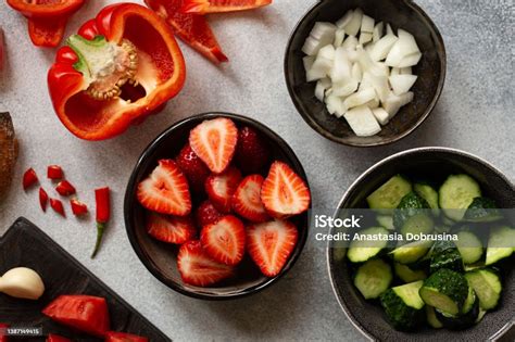 콘크리트 테이블에 신선한 잘 익은 야채 맨 위 보기입니다 딸기에 대한 스톡 사진 및 기타 이미지 딸기 가스파초 보울