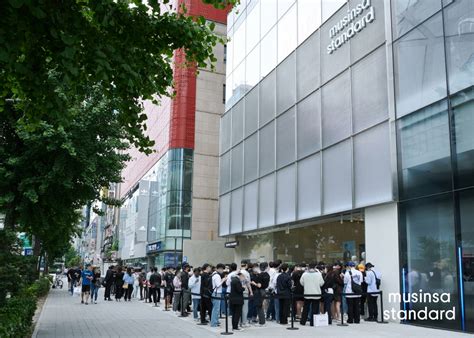 무신사 스탠다드 홍대 플래그십 스토어 전략 통했다