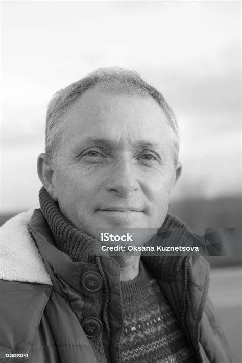 하늘과 강의 배경에 스포츠웨어를 입은 중년 남성의 흑백 초상화 한 남자가 모든 공기와 자연을 즐긴다 50 54세에 대한 스톡 사진 및 기타 이미지 Istock