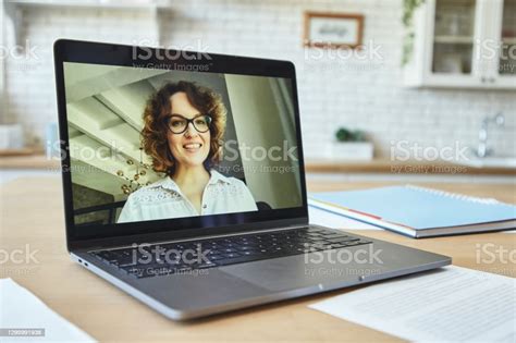 매력적인 여성 교사가 화상 통화 중에 미소짓고 집에서 공부하는 학생들과 온라인 수업을하는 노트북 화면을 닫습니다 30 34세에