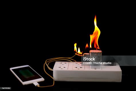 검은 색 배경의 전원 콘센트에 플러그인에서 화재 어댑터 스마트 폰 충전기 전기 플러그에 대한 스톡 사진 및 기타 이미지 전기 플러그 자연의 힘 전기 연료 및 전력