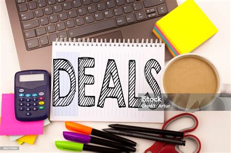 노트북 마커 펜 편지지 커피와 함께 사무실에서 계약을 작성 하는 단어 광고 거래 워크샵 흰색 배경 복사 공간에 대 한 비즈니스 개념 0명에 대한 스톡 사진 및 기타 이미지