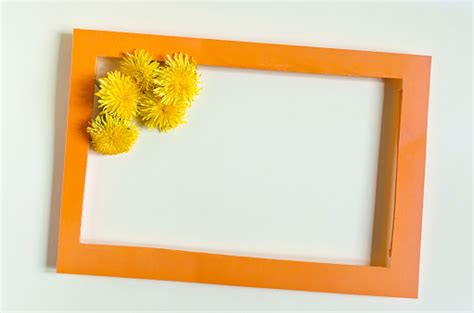 광산 공간의 밝은 배경에 노란색 꽃으로 장식 된 컬러 프레임 플랫 레이 밝은 오렌지 프레임과 노란색 꽃 장식 0명에 대한 스톡 사진 및 기타 이미지 Istock