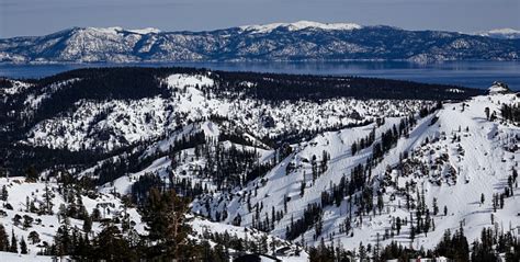 캘리포니아 팰리세이즈 타호 스키 리조트 꼭대기에서 바라본 타호 호수의 먼 겨울 풍경 스키타기에 대한 스톡 사진 및 기타 이미지