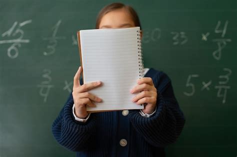 Ragazza Di Tiro Medio Che Impara La Matematica A Scuola Foto Gratis