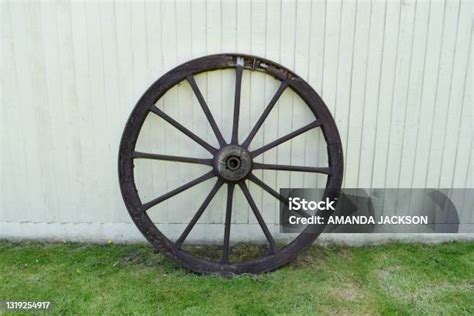 큰 나무 수레 바퀴의 클로즈업 나무 스포크가 있는 원형 바퀴 0명에 대한 스톡 사진 및 기타 이미지 0명 갈색 고대의 Istock