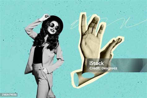 복합 트렌드 아트 워크 3d 스케치 이미지 사진 콜라주 젊은 아가씨 패션 스타일 축제 모델 포즈 모자 스탠드 거대한 손 쇼 제스처 20 24세에 대한 스톡 사진 및 기타