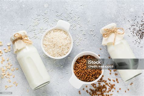 다이어트 건강 한 개념 시리얼 쌀 메밀 귀리에서 채식식이 우유 회색 콘크리트 트렌드 배경에 수제의 세 가지 유형 공간을 복사합니다 맨 위 보기입니다 0명에 대한 스톡 사진