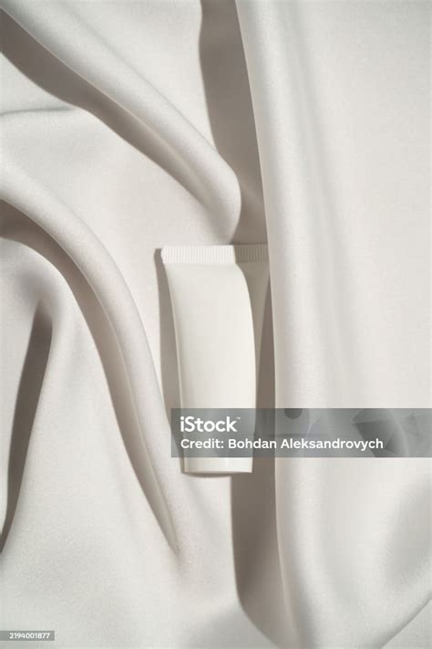 흰색 배경에 흰색 크림 튜브의 모형 화장품 메이크업 병 로션 제품 3차원 형태에 대한 스톡 사진 및 기타 이미지 3차원 형태 건강한 생활방식 공란 Istock