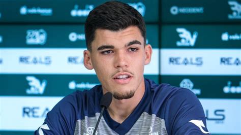 Coritiba Goleiro Pedro Morisco Mira Acesso Da Série B
