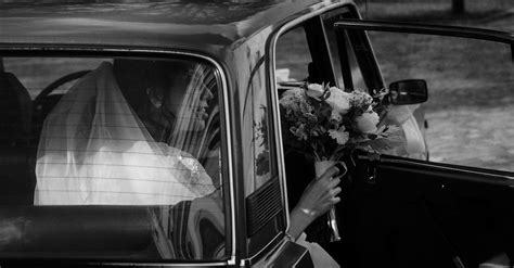 감정적인 결혼 결혼 사진 결혼식 교통 결혼식 날 기억에 남는 꽃 꽃꽂이 꽃을 들고 신부 낭만적 인 순간 낭만적인 뒷좌석 레트로 부케 블랙 앤 화이트