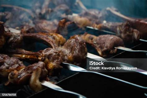 금속 꼬치에 바베큐를 만들기 바베큐에서 조리한 구운 고기 신선한 쇠고기 고기 꼬치 조각으로 잘라 전통 동양 요리 바베큐 숯과