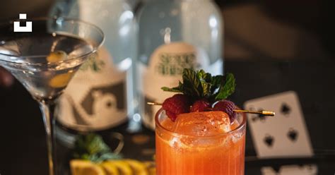 보드카 한 병 옆에 오렌지 주스 한 잔 사진 Unsplash의 무료 칵테일 이미지