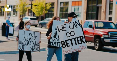흑백 긴 소매 셔츠를 입은 남자 흰색과 검은색 간판을 들고 있다 사진 Unsplash의 무료 사람 이미지