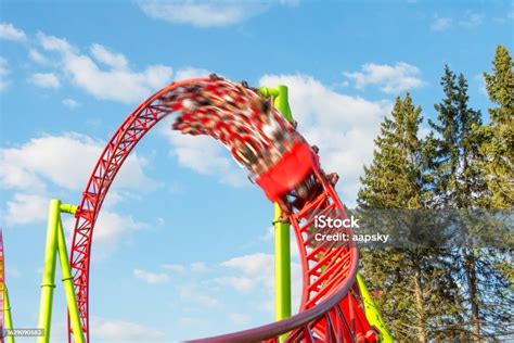 Kereta Hiburan Membuat Loop Melingkar Terbalik Dan Berubah Tajam Keluar Dari Loop Dengan Efek