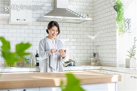 중년 성인 중년여자 성인여자 요리하기 음식준비 인공지능 스피커 홈오토메이션 기술 디지털태블릿 개인용