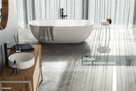 파란색 배경 콘크리트 바닥재 흰색 욕조 샤워 및 싱크대 측면 전망이있는 현대적인 욕실 인테리어 현대적인 가구가있는 미니멀리스트 욕실 3d 렌더링 0명에 대한 스톡 사진 및