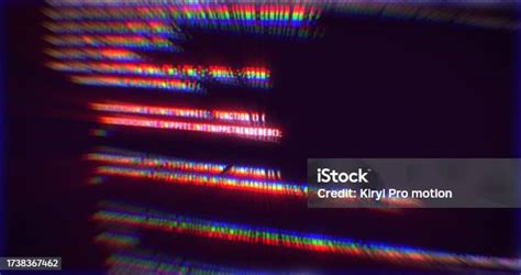 프로그래머가 프로그래밍 언어 빛나는 문자 및 숫자로 디지털 코드를 입력합니다 컴퓨터 프로그램 보라색 배경 만들기 0명에 대한