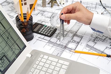 유토이미지 건축 도면을 작성하는 남자 건축가의 손