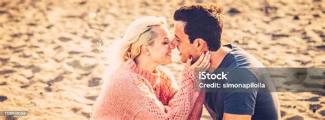 다 정 활동 단 맛과 부드러움을 함께 좋은 아름 다운 모델 커플 숙박 휴가 시간 사랑과 키스에 대 한 낭만적인 장면에서 해변에 앉아 포옹 하 고 영원히 함께 개념에 대 한