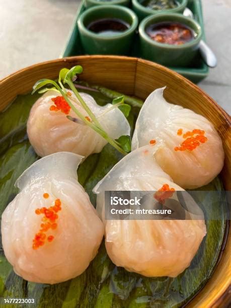 대나무 찜기 조개 모양의 만두 인기 있는 인도 길거리 음식 아시아 요리 머리 위 높은 전망에 있는 미식가 치킨 모모의 일부 이미지 건강한 식생활에 대한 스톡 사진 및 기타