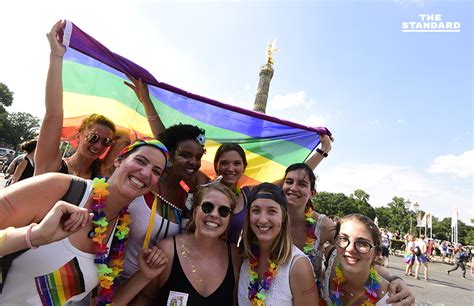 จะยกธงเขียวหรือธงขาว สิทธิสมรสของคู่รักเพศเดียวกันในสังคมโลกและสังคมไทย ปี 2018 2019 The Standard