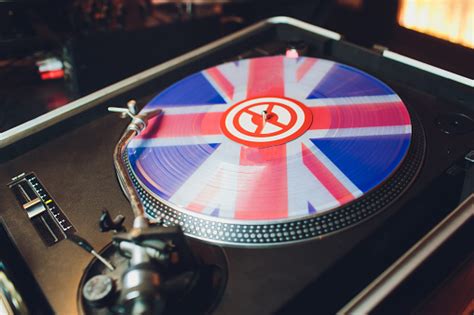 턴테이블 비닐 레코드 플레이어 Dj가 재생 음악을 혼합하기위한 사운드 기술 파티 밝은 디스코 조명 배경 장식에 빈티지 비닐 레코드 플레이어 비닐 레코드에 바늘 Dj에 대한