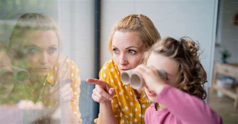 집에서 실내에서 어머니와 함께 장난감 쌍안경을 가지고 노는 귀여운 작은 소녀 사진 Unsplash의 슬로바키아 이미지