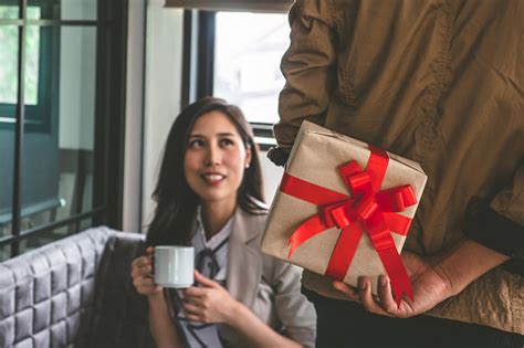 남자가 그의 여자 친구에 대 한 그의 뒤의 뒤에 깜짝 선물을 숨기고 있다 사랑과 관계 개념 기념일에 대한 스톡 사진 및 기타 이미지 Istock