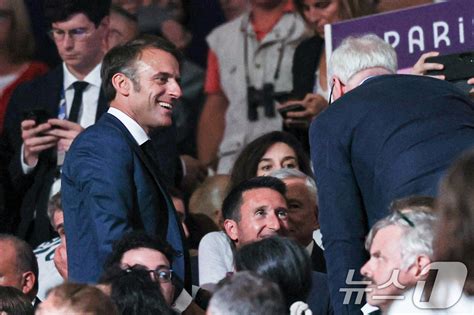 파리올림픽 펜싱 경기장 찾은 마크롱 대통령 뉴스1