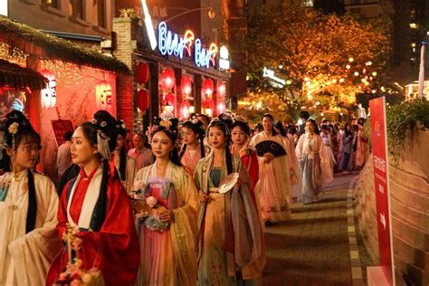 逛市井、探风物、赏文创，成都音乐坊的这个集市开街啦！四川在线