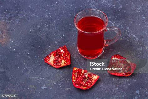 터키 티컵는 어두운 배경에 동양스타일의 석류를 가지고 있습니다 허브 비타민 감기와 독감에 대한 해독 차 텍스트 공간 복사 석류에 대한 스톡 사진 및 기타 이미지 Istock