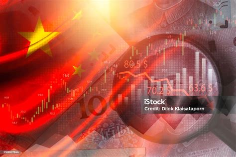 위안 지폐와 돋보기에 중국 국기의 이중 노출 주식 시장 그래프 차트 중국 고성장 경제와 경제 위기 가능성의 상징입니다 0명에 대한 스톡 사진 및 기타 이미지 Istock