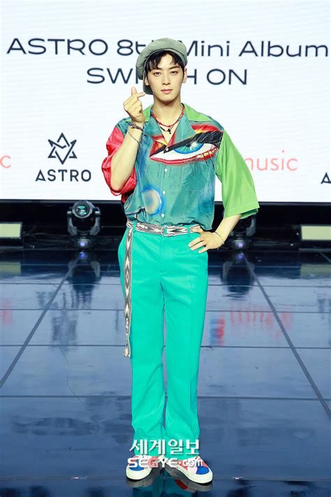 포토 아스트로 차은우 얼굴천재의 손하트 세계일보