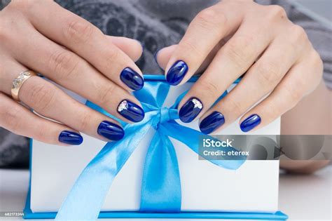 아름 다운 매니큐어와 여자 손입니다 자연 손톱과 젤 폴란드어 네일아트에 대한 스톡 사진 및 기타 이미지 네일아트 매니큐어 미용술 매니큐어 화장품 Istock