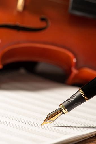 만년필과 바이올린 줄이 그어진 종이에 아름다운 만년필 소박한 나무에 바이올린 어두운 배경 선택적 초점 0명에 대한 스톡 사진 및 기타 이미지 Istock
