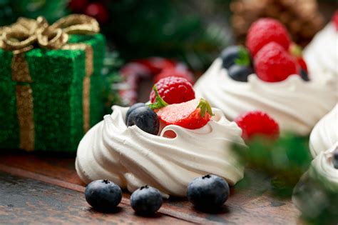 메르랑게 네스트 미니 파블로바 케이크와 신선한 베리 딸기 블루베리 라즈베리 민트 크리스마스 축제 장식으로 저녁 식사 사막 딸기에 대한 스톡 사진 및 기타 이미지 Istock