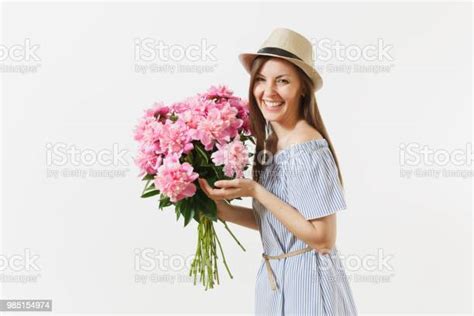 흰색 바탕에 파란색 드레스를 입고 모자 아름 다운 분홍색 모란 꽃의 꽃다발을 들고 젊은 부드러운 여자 고립 성 발렌타인의 날 국제 여성의 날 휴가 개념 광고 영역입니다 20