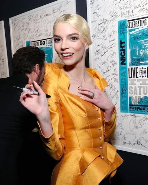 تقلید حرفه‌ای آنیا تیلور جوی از مدل مشهور بعد از 30 سال چی بپوشم