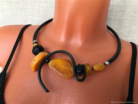 Стильное колье из натуральных камней Жёлтое украшение на каучуке на заказ в интернет магазине