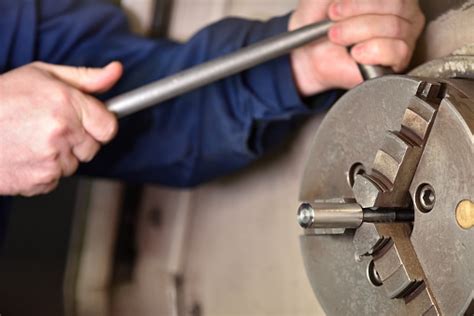 작업자는 Cnc 기계에서 가공을 위한 새로운 금속 부품을 설치 합니다 작업자의 손이 가까이 고정 및 설정 기계에 처리에 대 한 세부 사항 Cnc 장치에 대한 스톡 사진 및