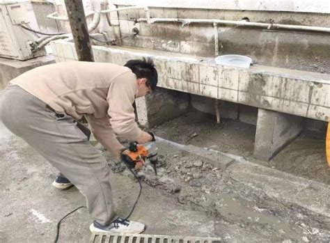 师生携手清淤疏通 筑牢实验室安全防线——材化学院开展排水沟专项清理活动