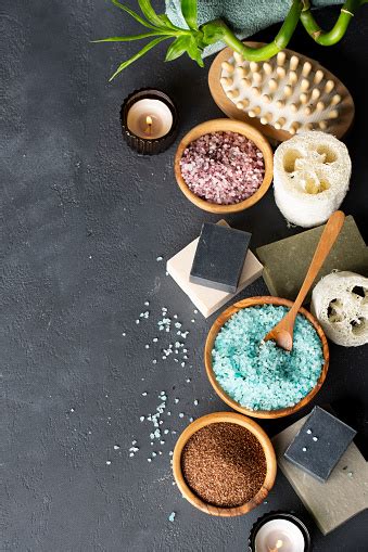 스파 몸과 얼굴을 위한 천연 화장품 해초 허브 비누 사해 진흙 수세미 수건 마사지 브러시 어두운 테이블에 지상 커피 스크럽을 곁들인 푸른 바다 소금 맨 위 보기 공간을