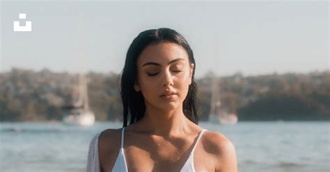 하얀 수영복을 입은 여자가 물 속에 서 있다 사진 Unsplash의 무료 시드니 뉴사우스웨일즈 이미지