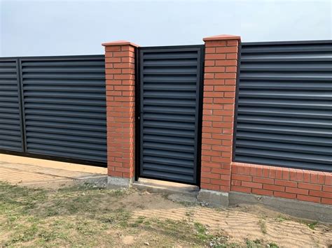 Забор-жалюзи цвета графит со столбами из красного кирпича купить цена ...