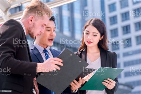 업무 회의 중에 분석 하 고 논의 하는 비즈니스 사람들의 그룹입니다 개념에 대한 스톡 사진 및 기타 이미지 개념 개념과 주제 경영자 Istock