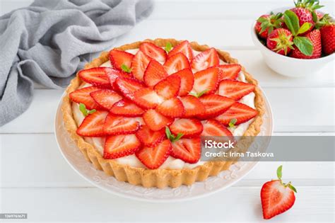 흰색 나무 배경에 접시에 커스터드 크림 딸기 타르트 공간을 복사합니다 파삭한 생지에 대한 스톡 사진 및 기타 이미지 파삭한 생지 과일 0명 Istock