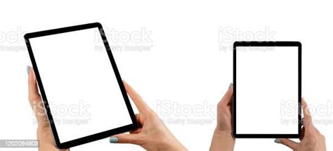 흰색 배경에 고립 된 여성의 손에 태블릿 컴퓨터 모형 빈 흰색 화면태블릿 노트북 모형 텍스트의 빈 공간입니다 공간을 복사합니다 격리 된 흰색 화면입니다 클리핑 경로 그래픽