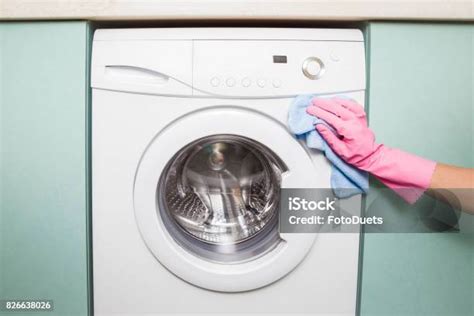 신중 하 게 화장실에 세탁기 청소 건조 마이크로 화이버 천으로 고무 보호 장갑에 손을 이른 봄 청소 또는 일반 정리 하 녀는 집 청소 가사 집안일에 대한 스톡 사진 및 기타