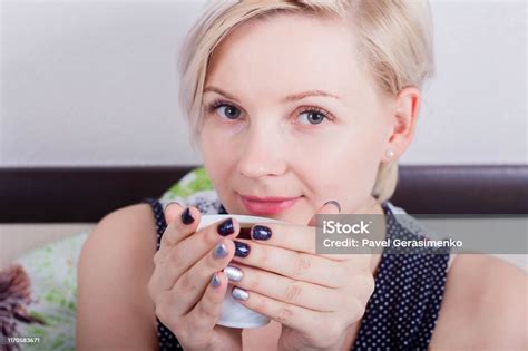 젊은 아름다운 금발의 소녀 와 짧은 머리 앉아 에 그녀의 침대 과 보유 A 뜨거운 음료 금발 머리에 대한 스톡 사진 및 기타 이미지 금발 머리 담요 동슬라브족